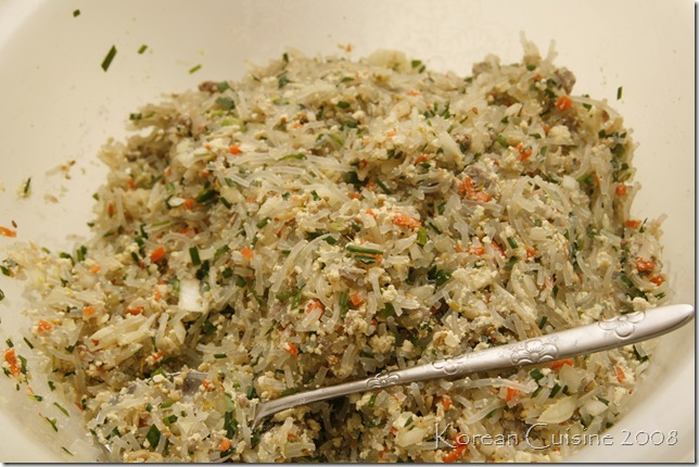 Korean Cuisine: Mandoo w/pork - Korean style pork dumplings - (돼지 만두)